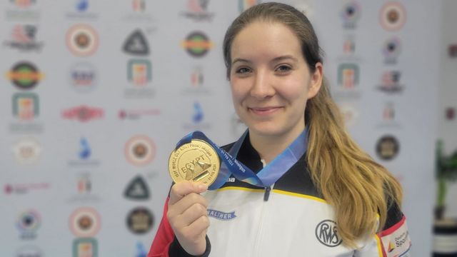 Foto: Monika Karsch / Steht ihr gut! Doreen Vennekamp mit der ...