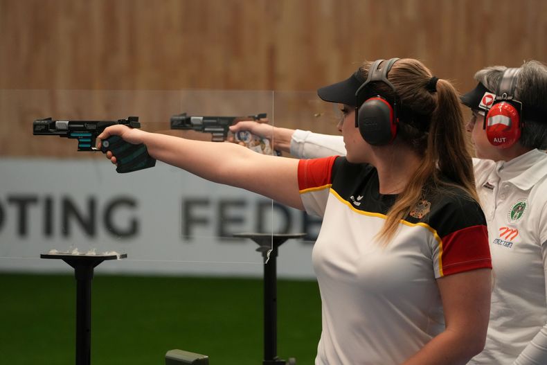 Foto: ISSF / Weltmeisterin Doreen Vennekamp begann stark im Finale ...