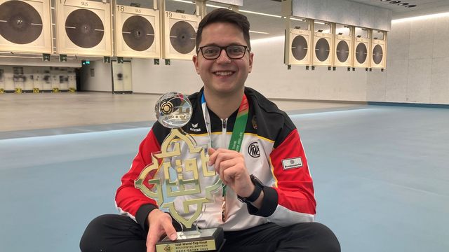 Foto: DSB / Florian Peter mit der WM-Bronzemedaille und dem Pokal für ...